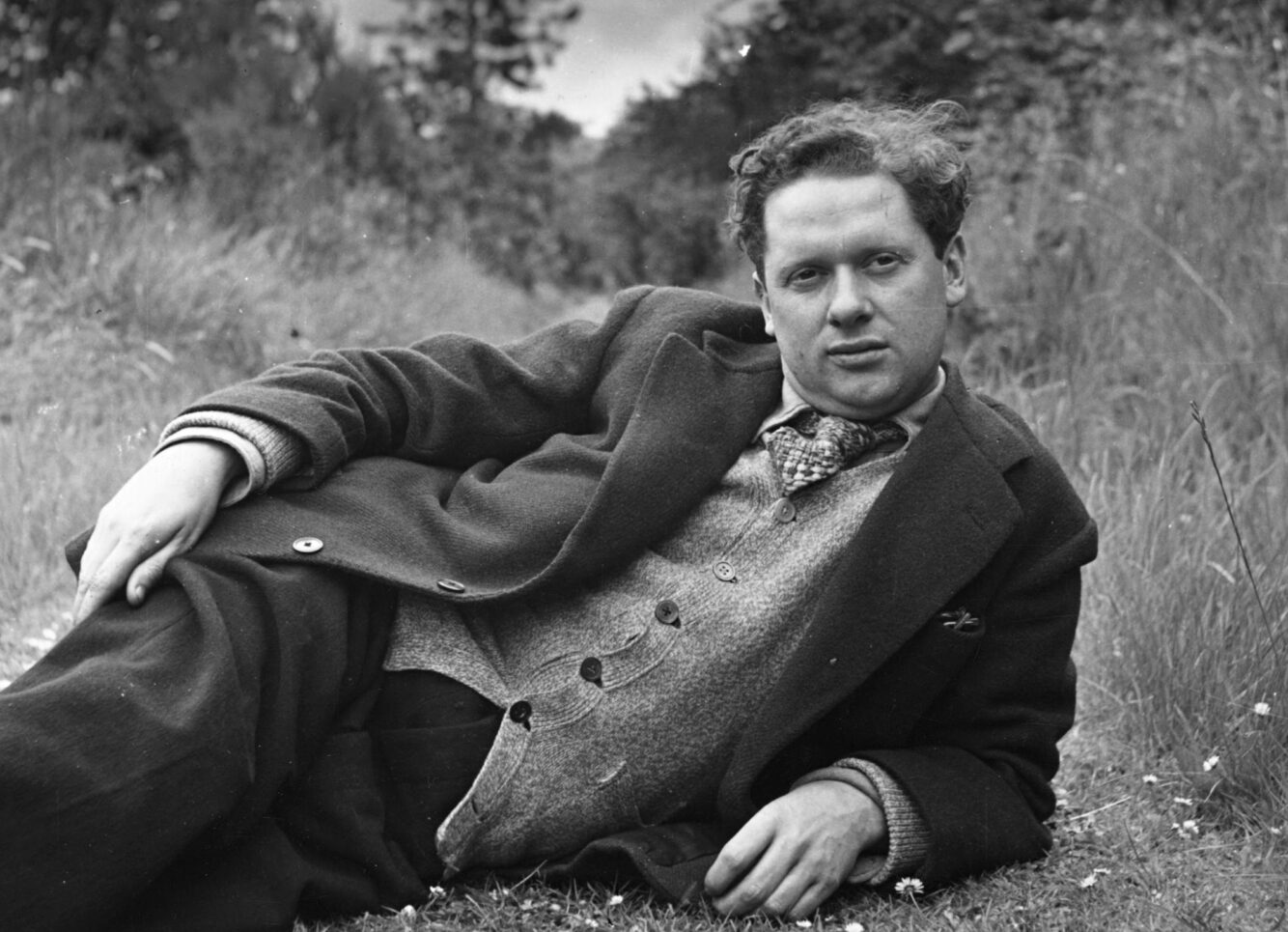 Dylan Thomas: Non andartene docile in quella buona notte / Do not go ...